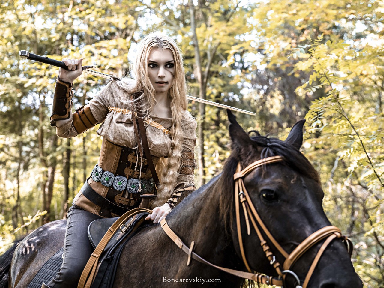 Прекрасная Елена Винн с Косплеем на Цириллу