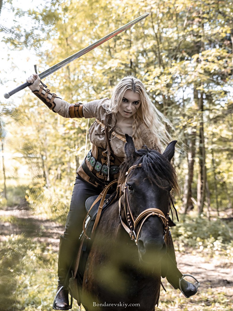 Прекрасная Елена Винн с Косплеем на Цириллу