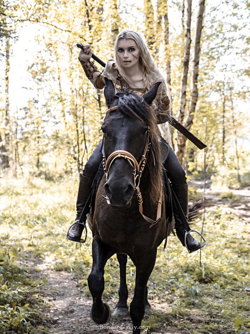 Прекрасная Елена Винн с Косплеем на Цириллу