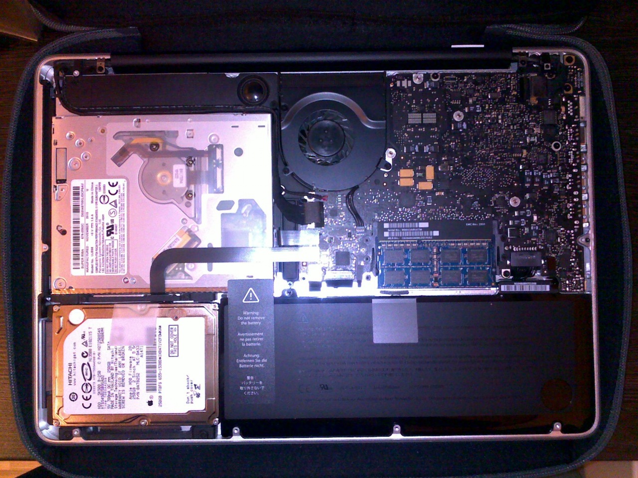 MacBook Pro MC374 изнутри.