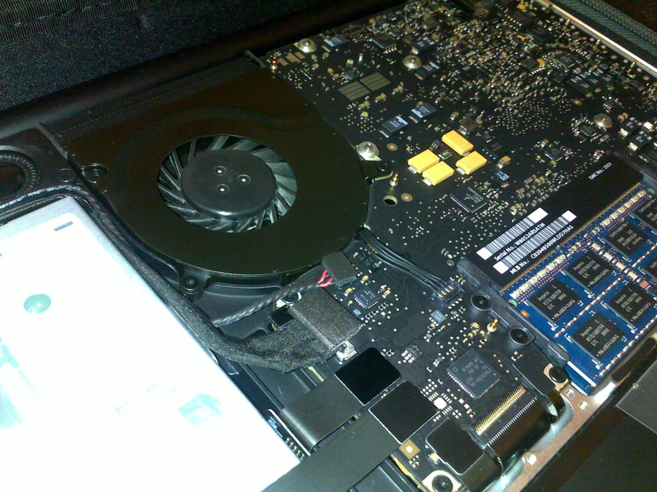 MacBook Pro MC374 изнутри.